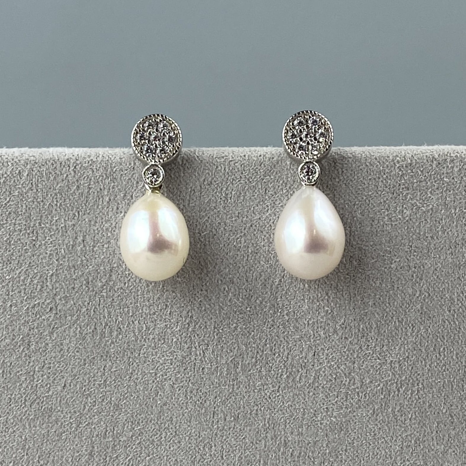 Pendientes cortos con Perlas para Novia. Discretos y clásicos.